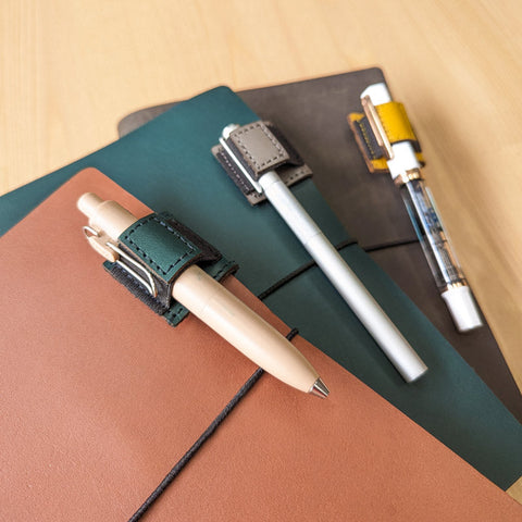 Magnetic Pen Loops – The Black Canvas